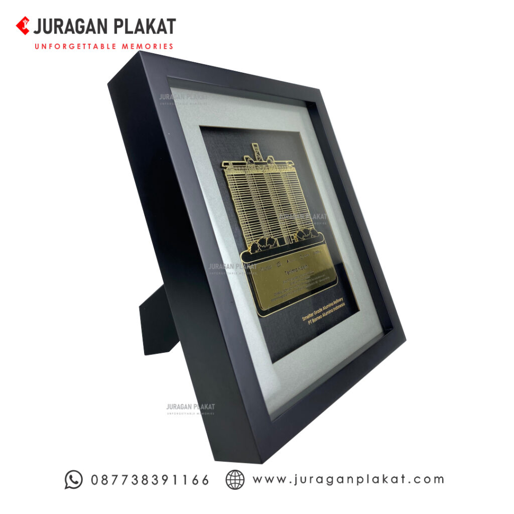 PLAKAT PIGURA KUNINGAN GEDUNG CUSTOM | juraganplakat.com