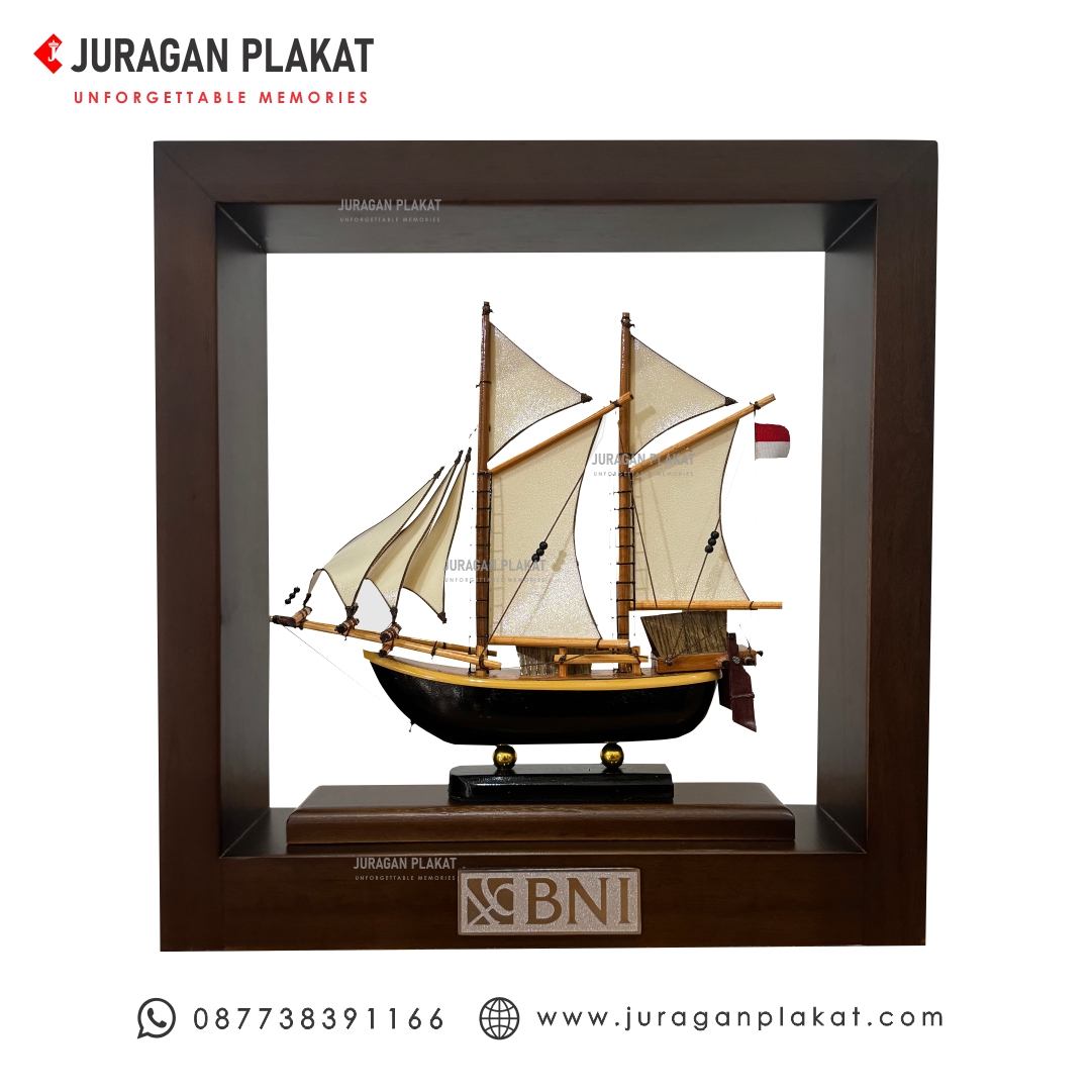 PLAKAT KAYU FRAME KAPAL PINISI | juraganplakat.com